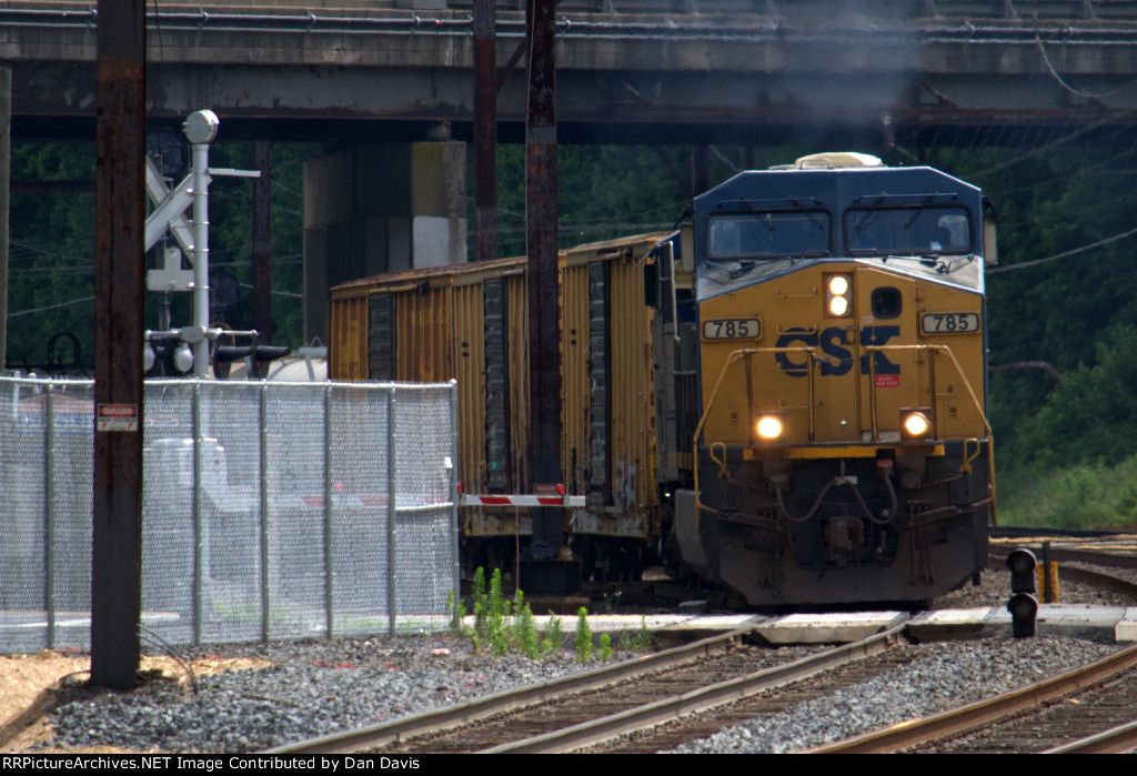 CSX ES44AH 785 leads Q418-02
